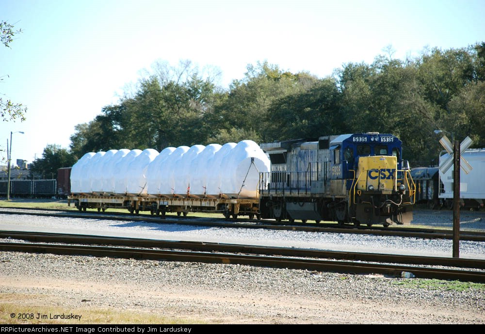 CSX 5935 working as M734 has brought 2 flats of blade hubs to Goulding yard.